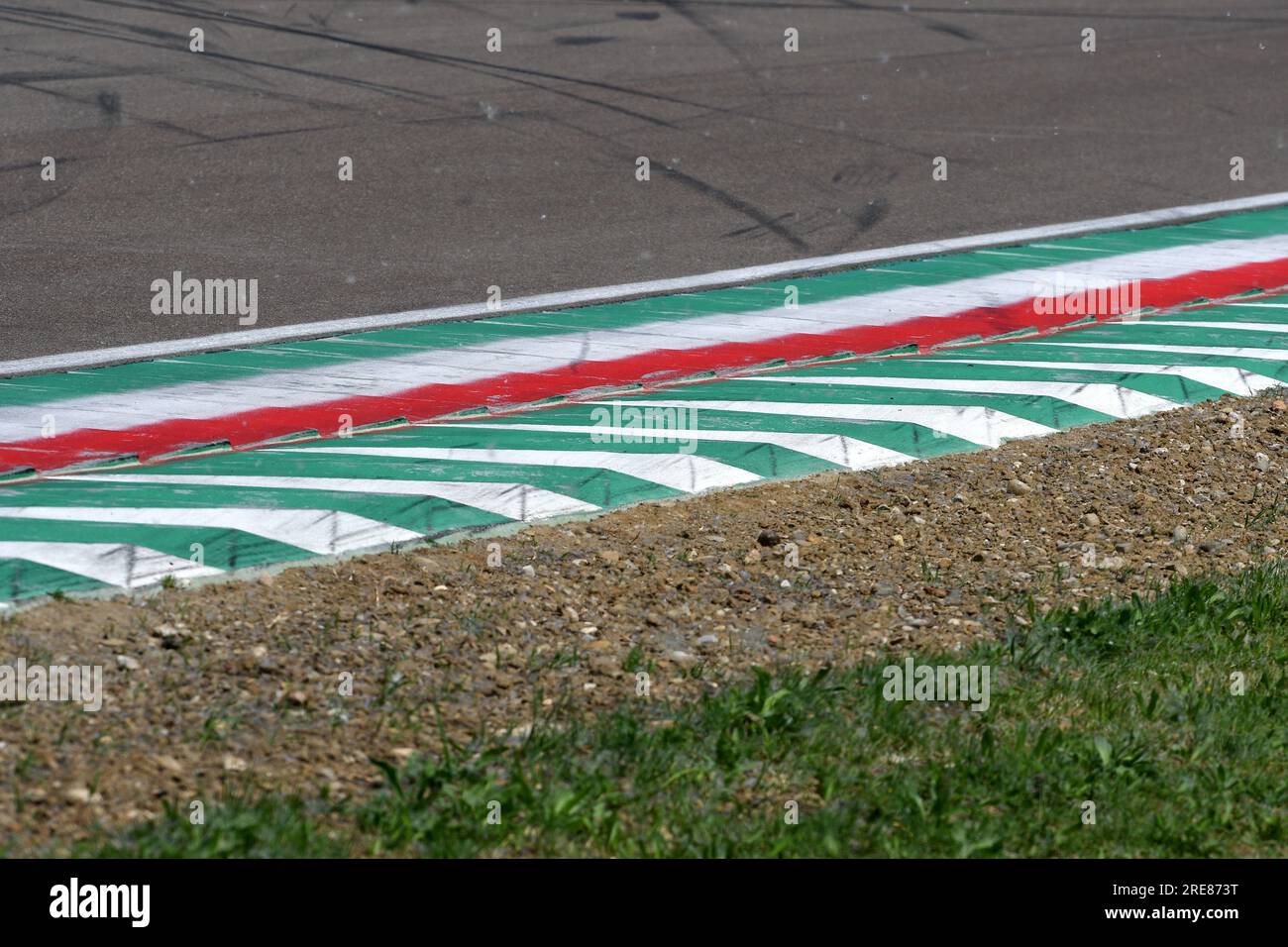 White curbs hi-res stock photography and images - Alamy