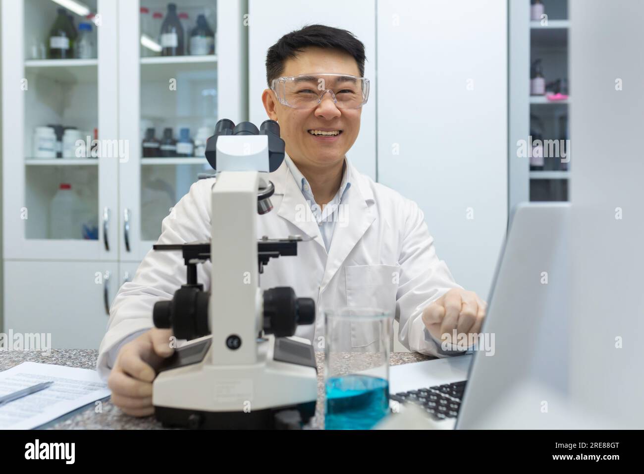 Microscope student ethnic hi-res stock photography and images - Alamy
