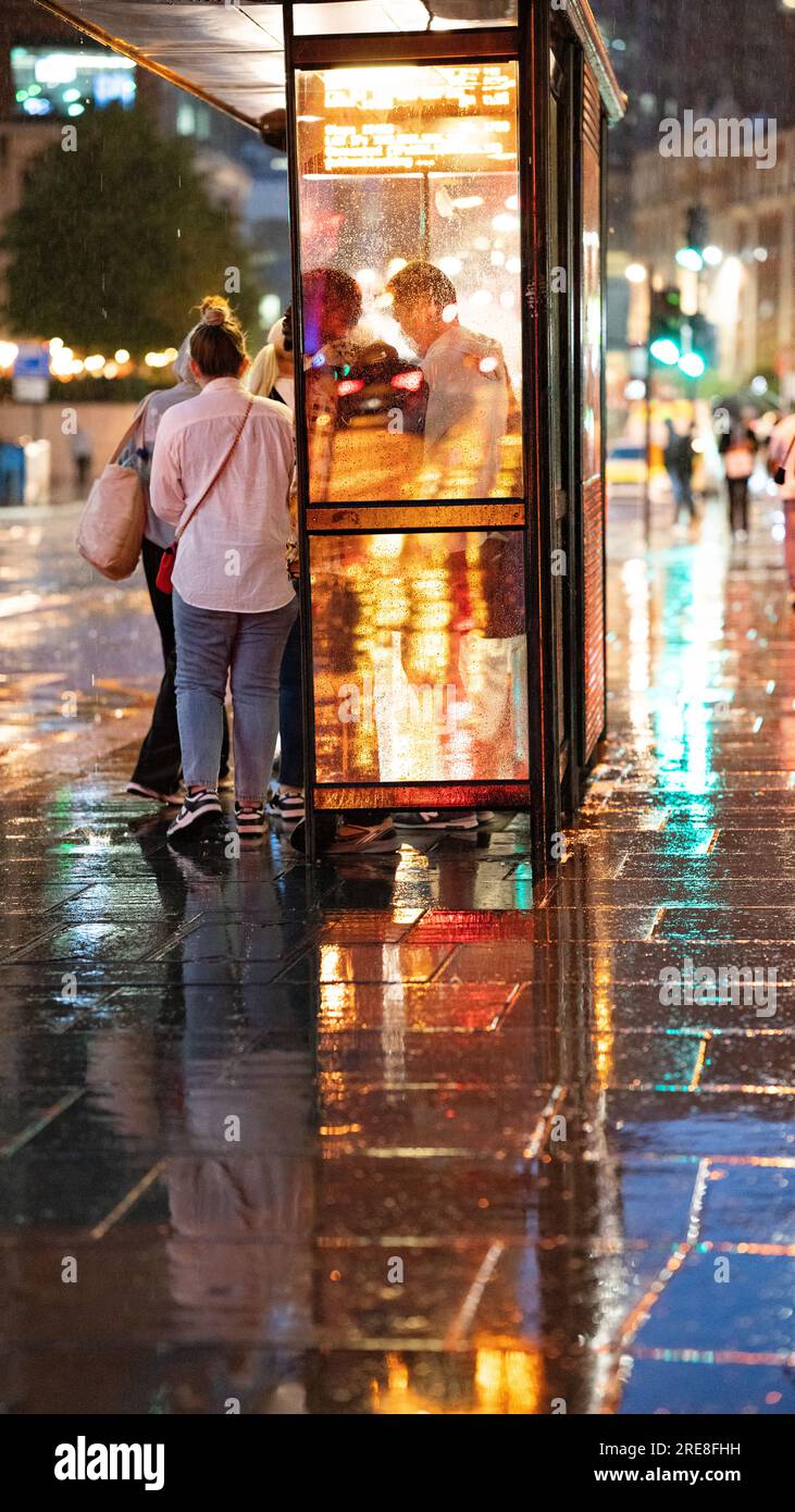 People on streets shelter hi-res stock photography and images - Alamy