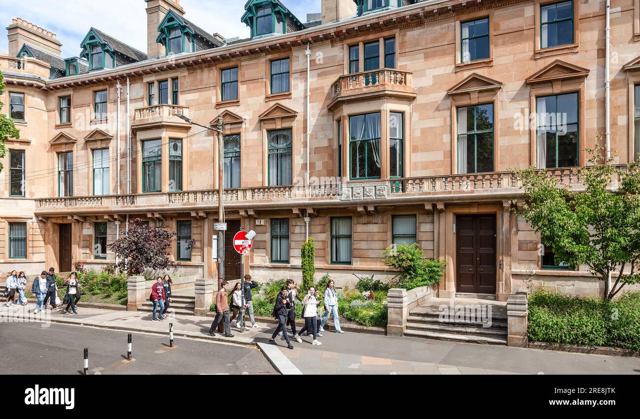 A group of students walking along University Gardens in the West End of ...