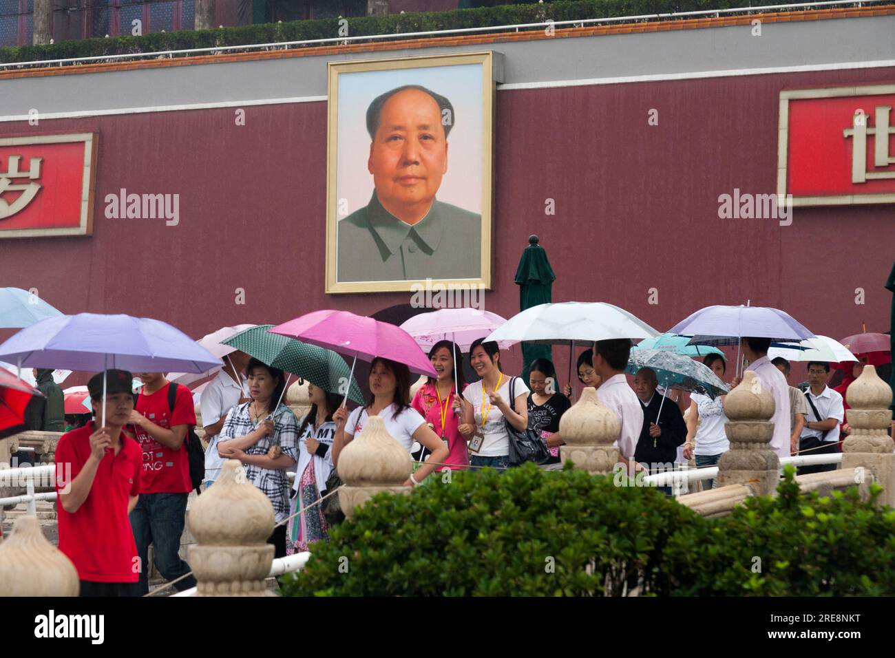 Group people rain protecting hi-res stock photography and images - Alamy