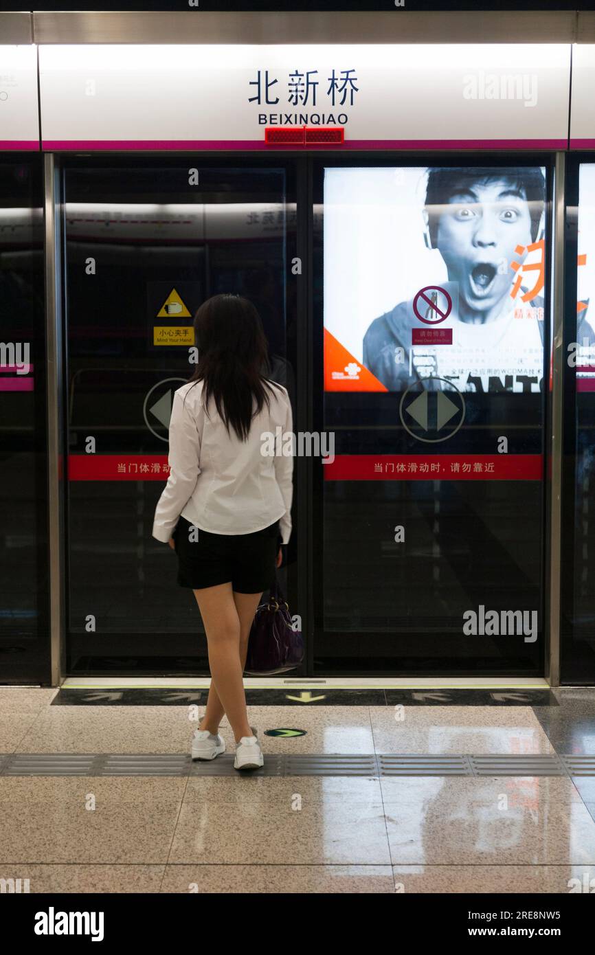 Young Chinese woman traveller waits for a Line 5 subway tube ...