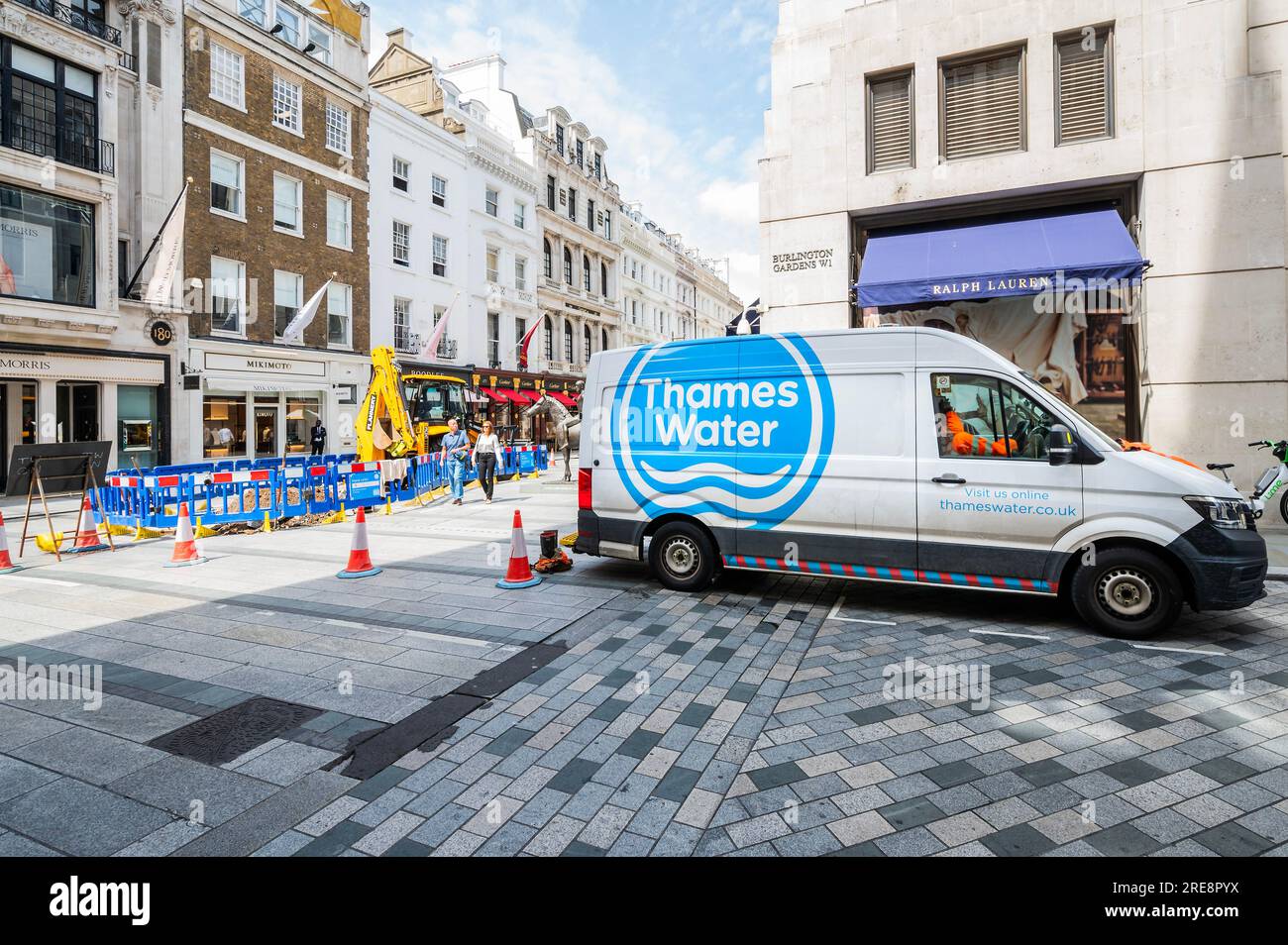 Worker thames water van hi-res stock photography and images - Alamy