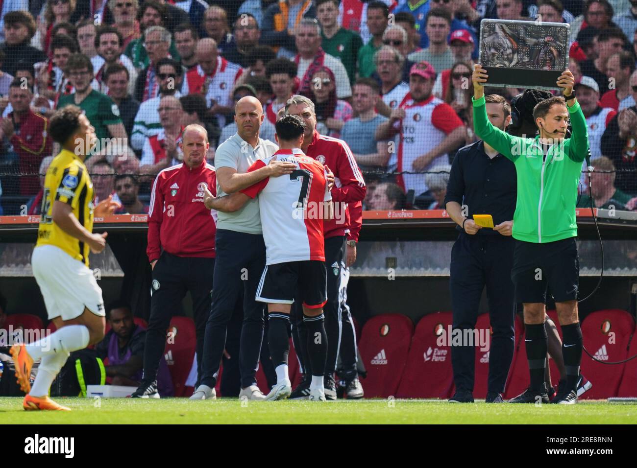 Rotterdam - Feyenoord coach Arne Slot, Alireza Jahanbakhsh of Feyenoord ...