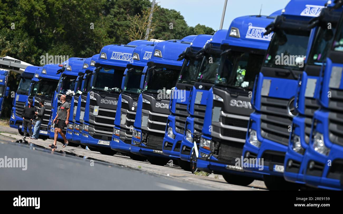Trucks lined up truck stop hi-res stock photography and images - Alamy