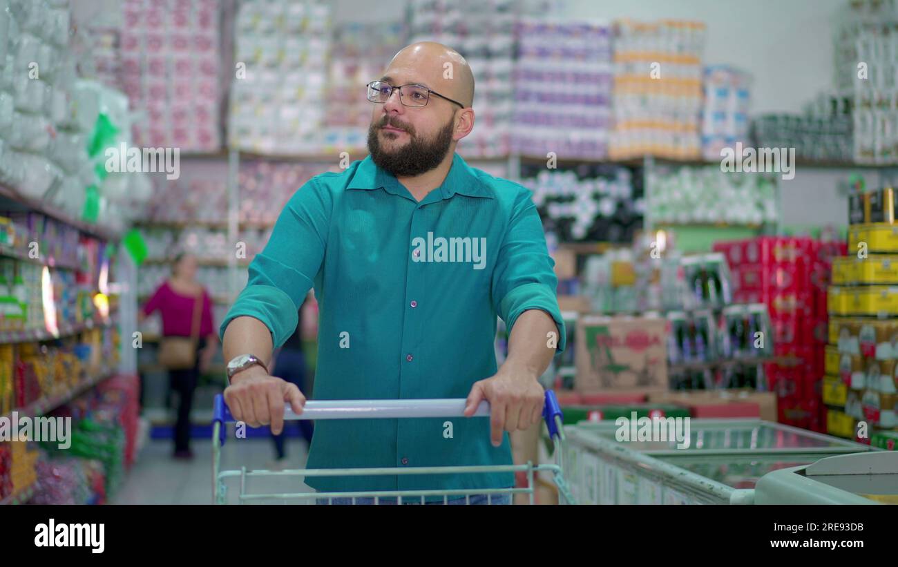 Customer browsing products hi-res stock photography and images - Alamy