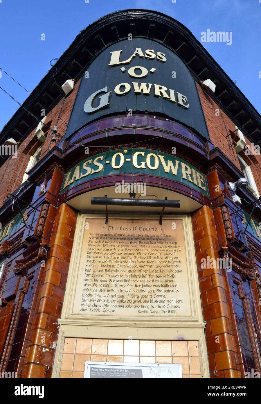 archival: Manchester, UK, lass o'gowrie, famous old pub or public house ...