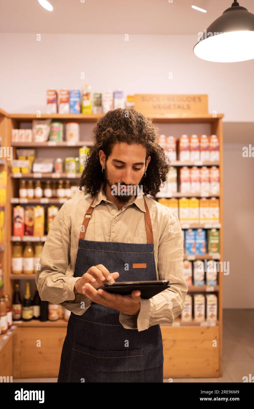 African man working grocery store hi-res stock photography and images ...
