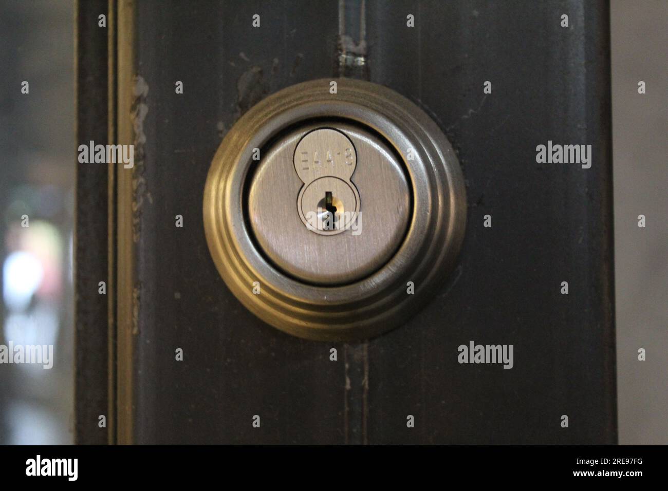 A close up photo of a key hole in a wooden door Stock Photo - Alamy