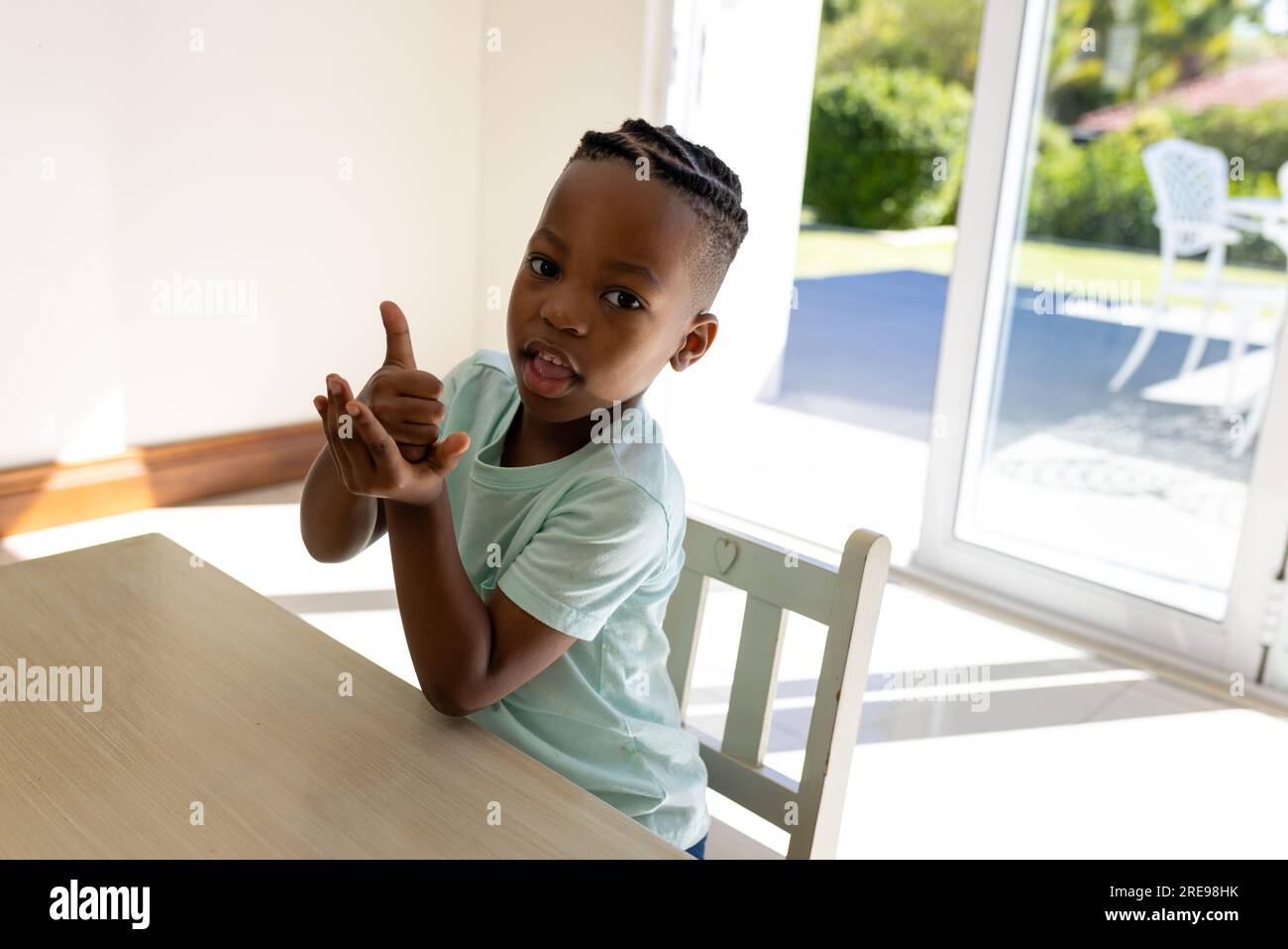 Happy in sign language hi-res stock photography and images - Alamy