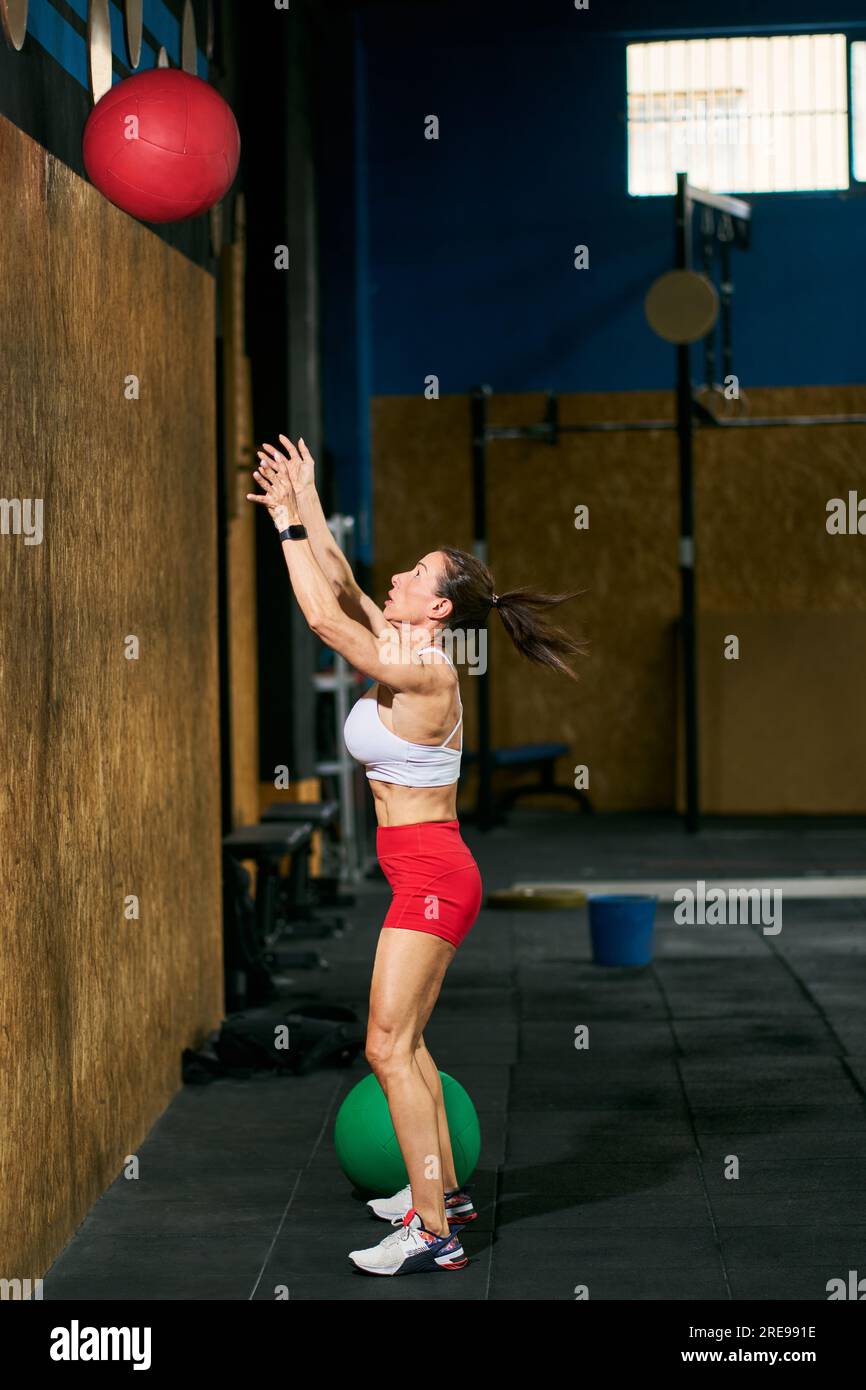 Throw ball wall hi-res stock photography and images - Alamy