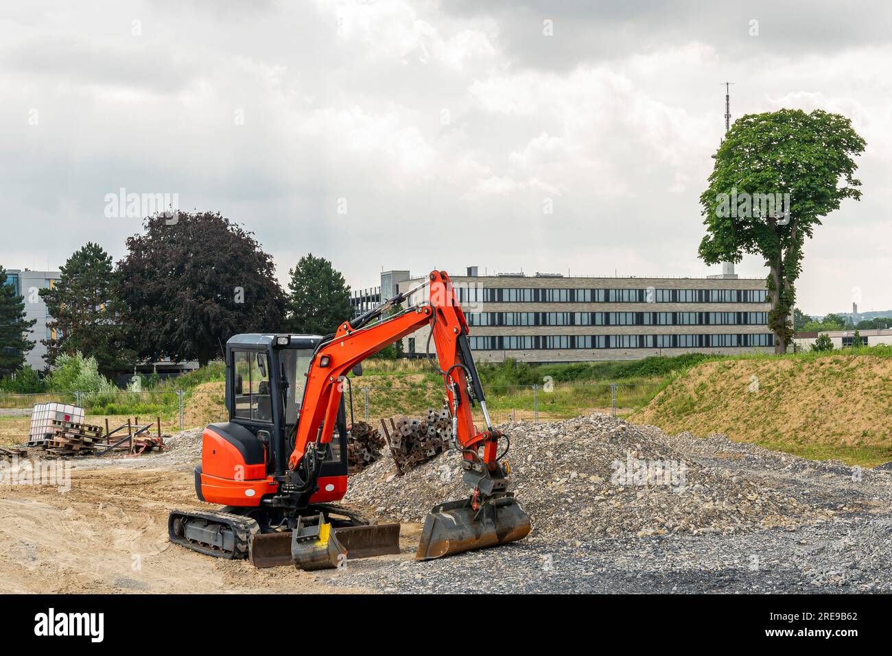 Red excavator hi-res stock photography and images - Alamy