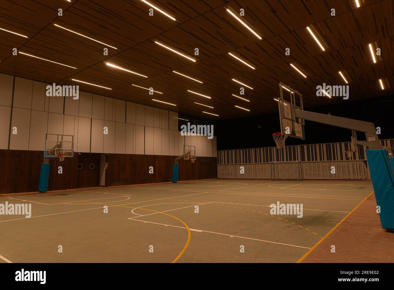 Empty basketball stadium hi-res stock photography and images - Alamy
