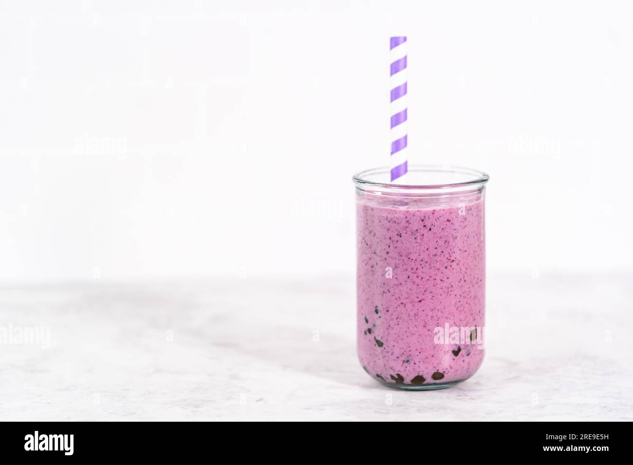Mixed Berry Boba Smoothie Stock Photo - Alamy