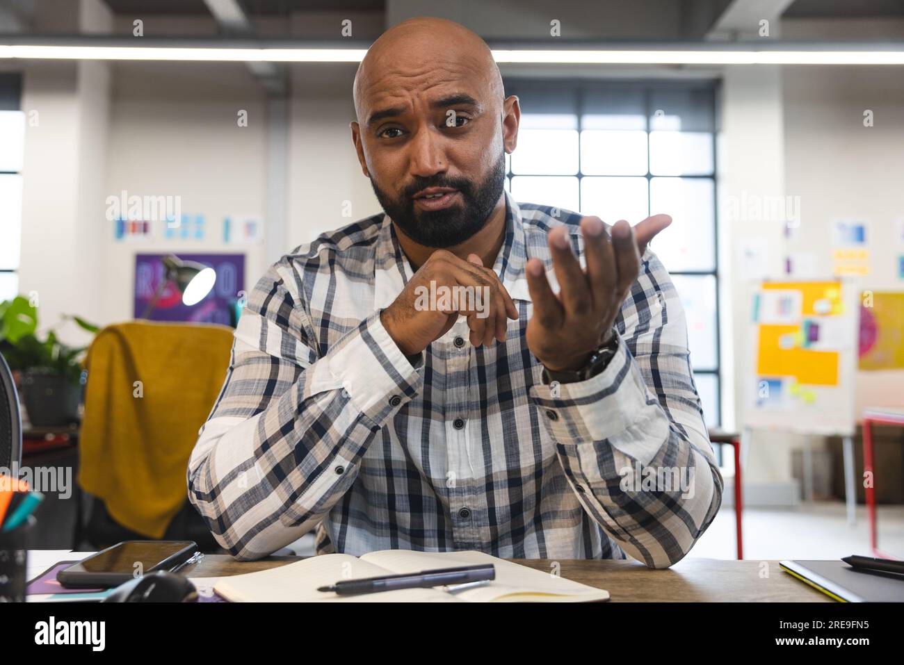 Indian man talking hi-res stock photography and images - Alamy