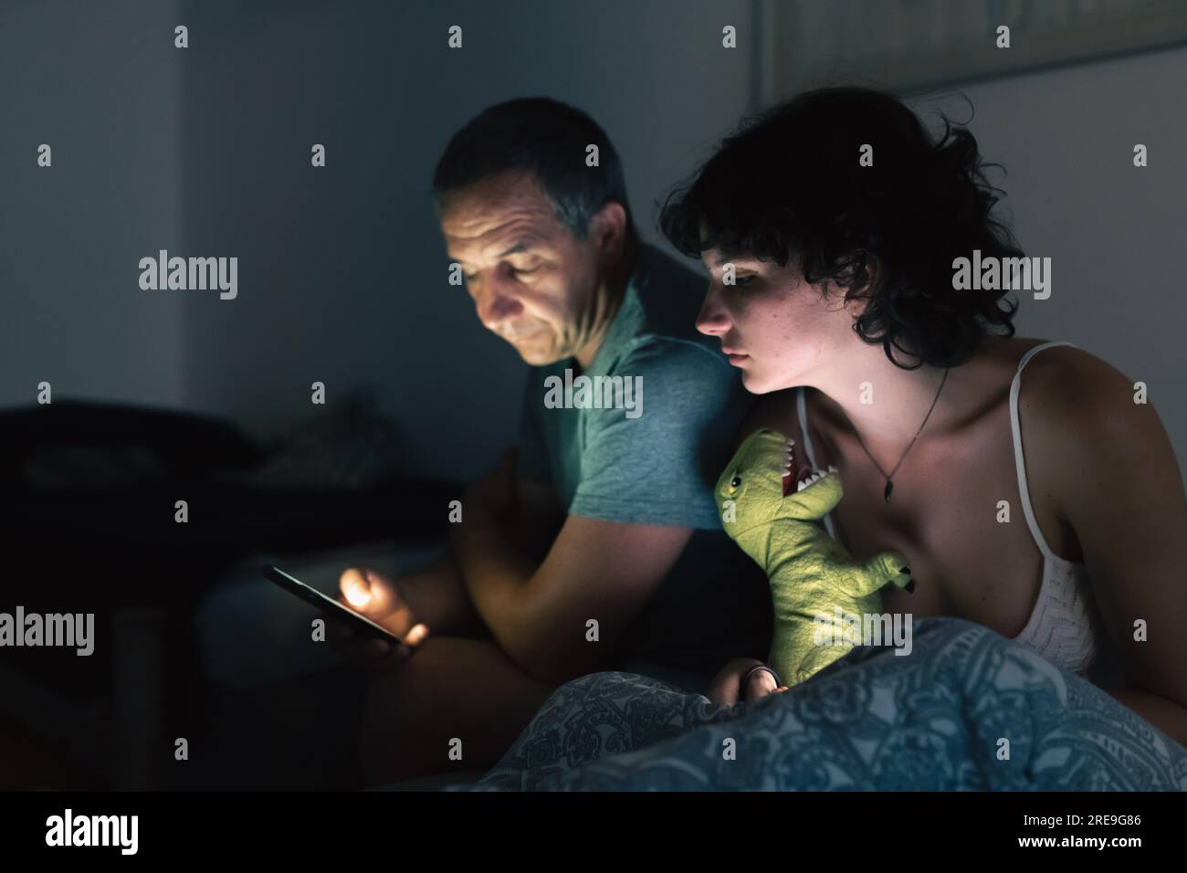 Mutual understanding of father and daughter Stock Photo - Alamy