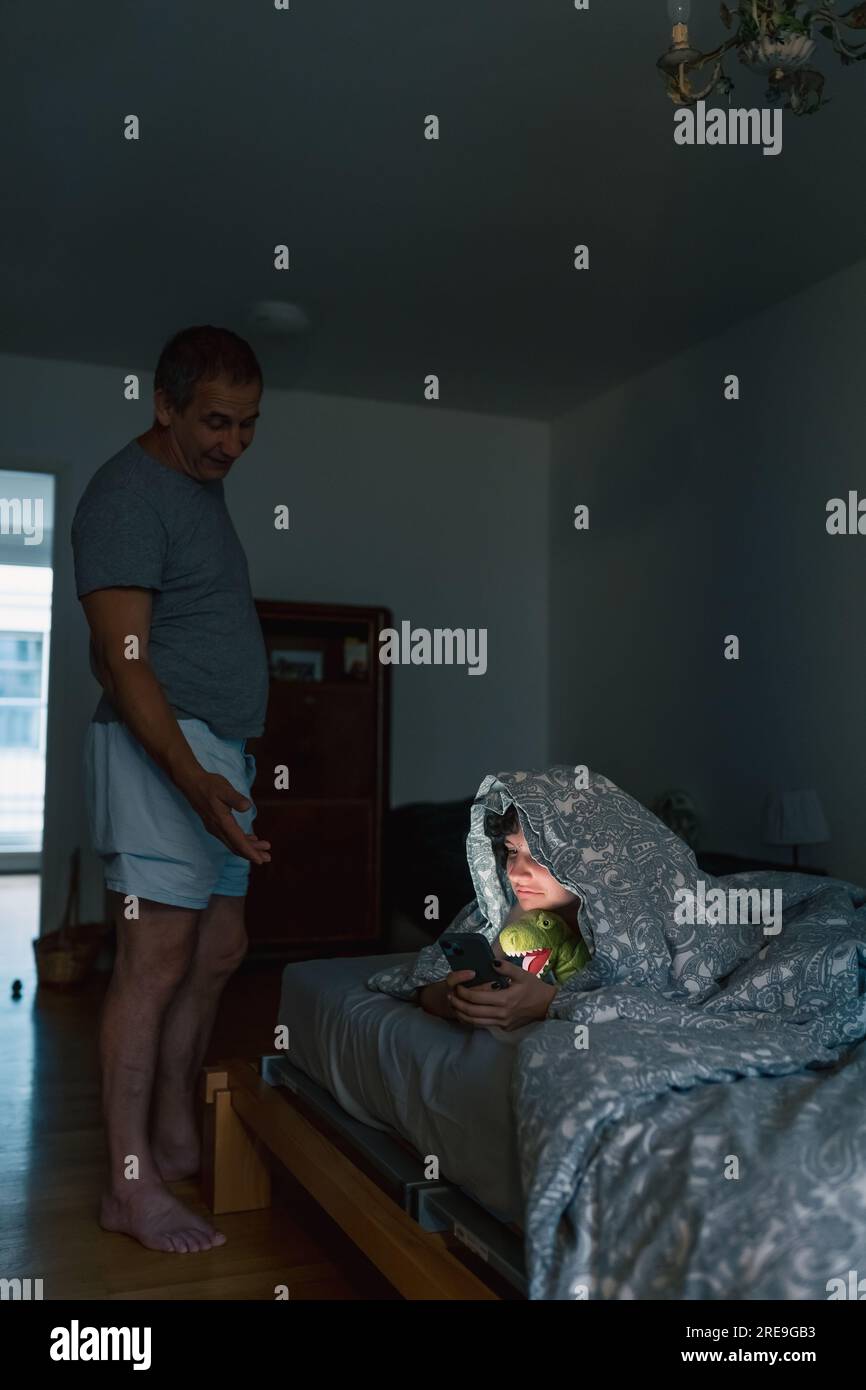 Mutual understanding of father and daughter Stock Photo - Alamy