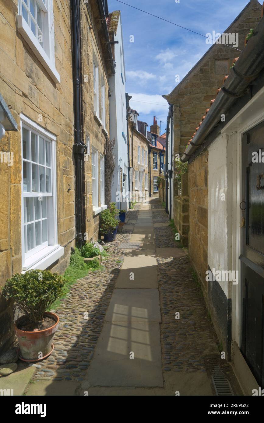 Robin Hood's Bay, Looking down narrow Residential alleyway behind ...
