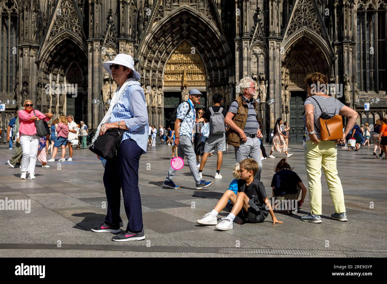 people / tourists in front of the cathedral, Cologne, Germany. Menschen ...