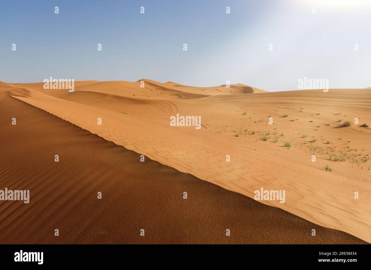 Hypnotic patterns of sand desert in the UAE desert, near Dubai, UAE ...