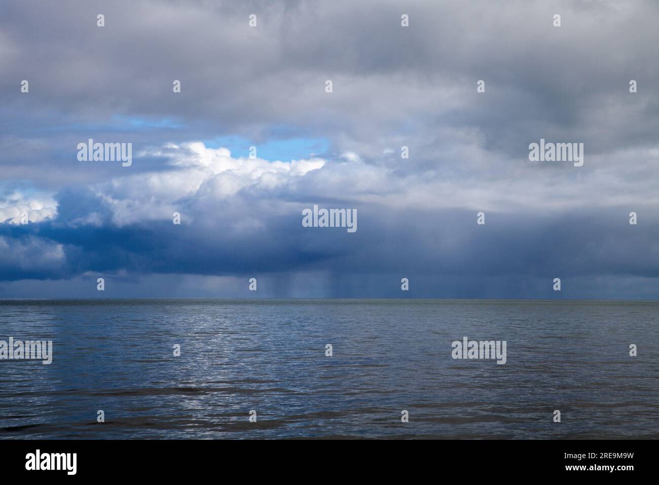 Gray sky over ocean hi-res stock photography and images - Alamy