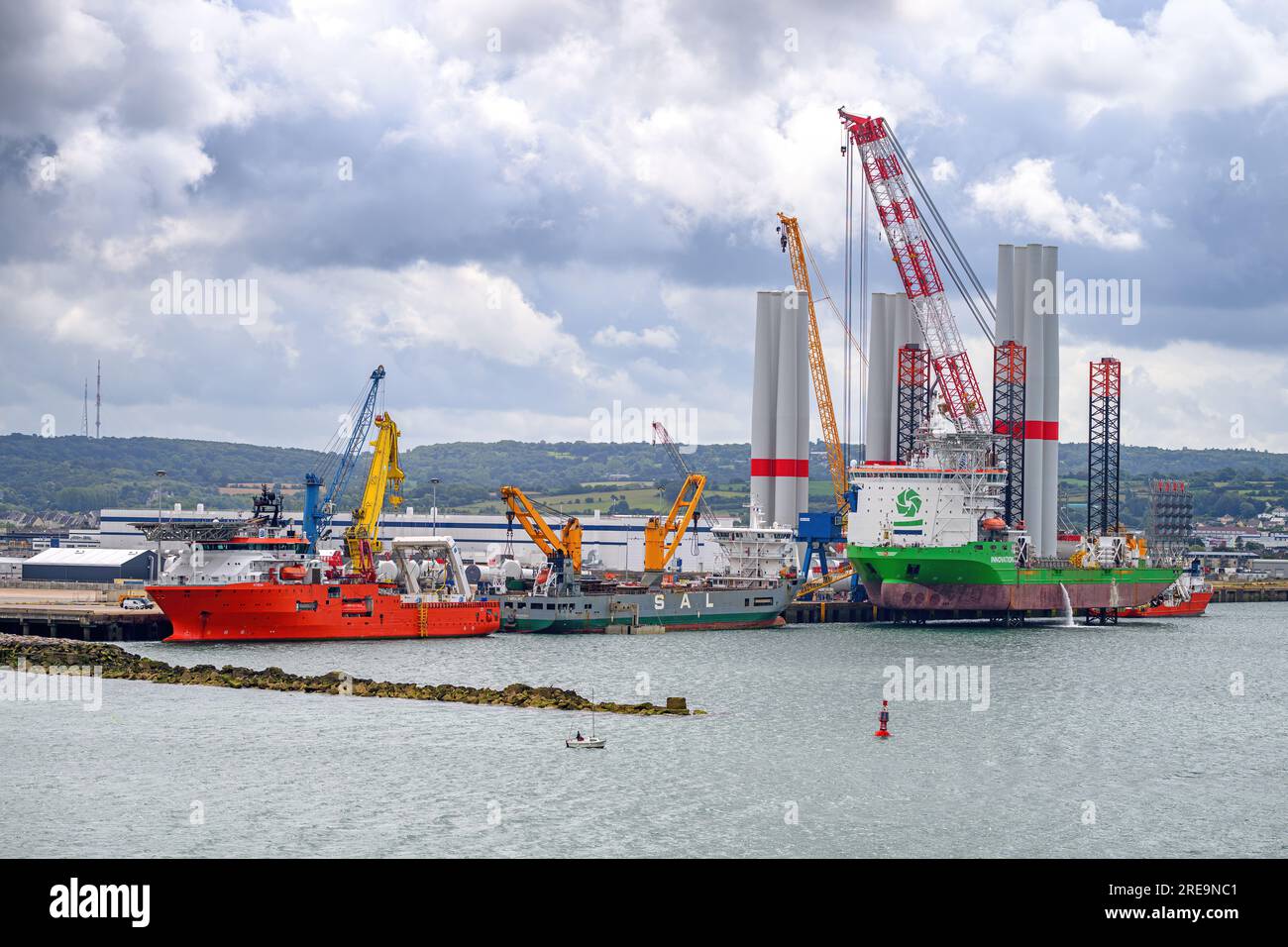 Offshore Support Vessels and a heavy-lift Jack-Up Vessel in port Stock ...