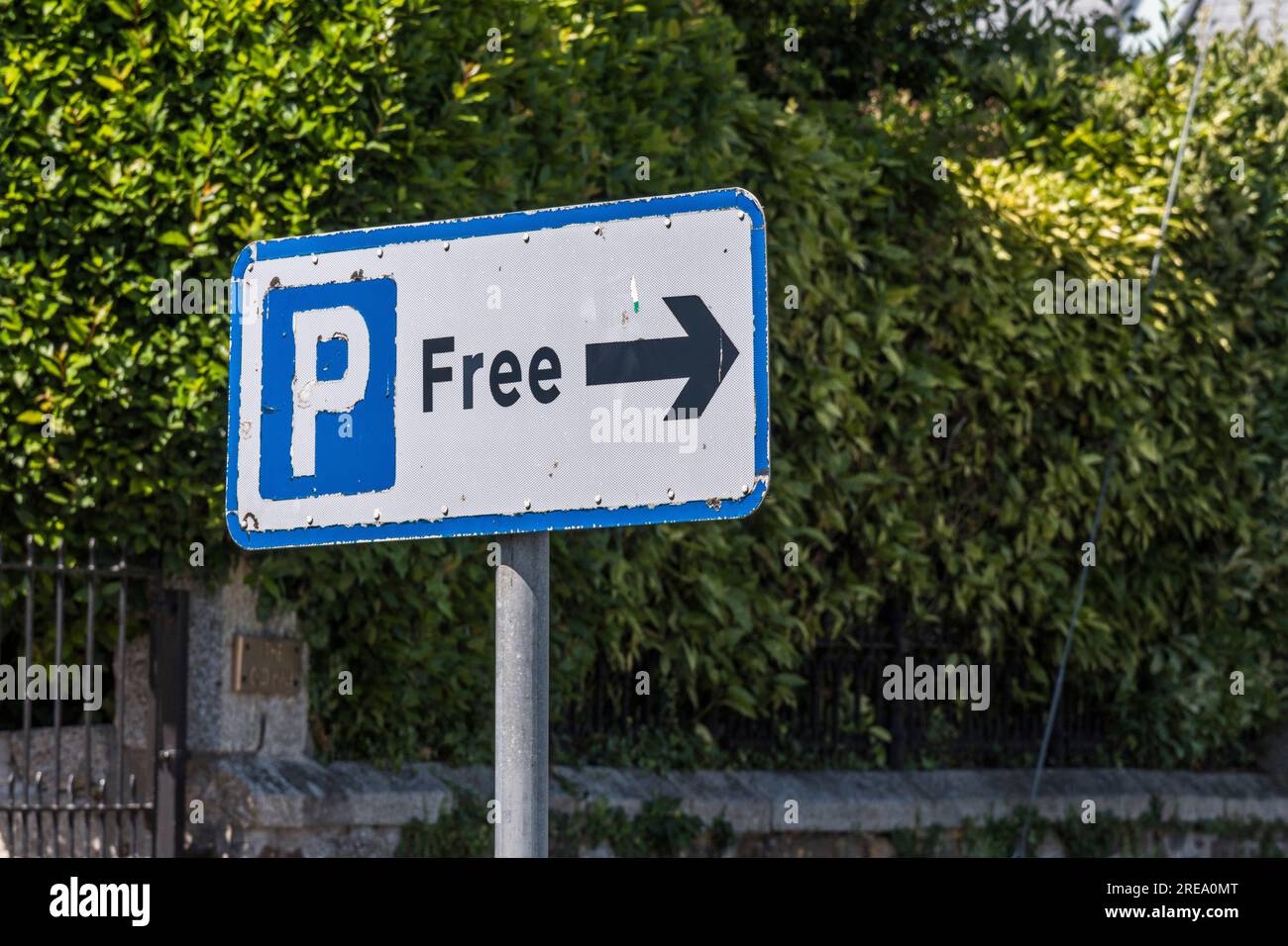 FREE car parking sign in the Cornish town of Lostwithiel. For all ...