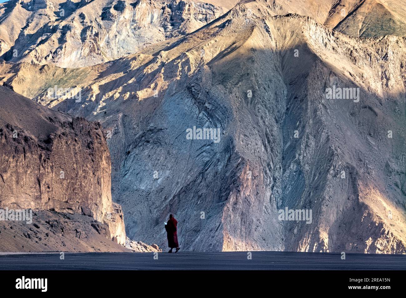 Monk reading prayers, Lingshed, Zanskar, Ladakh, India Stock Photo - Alamy