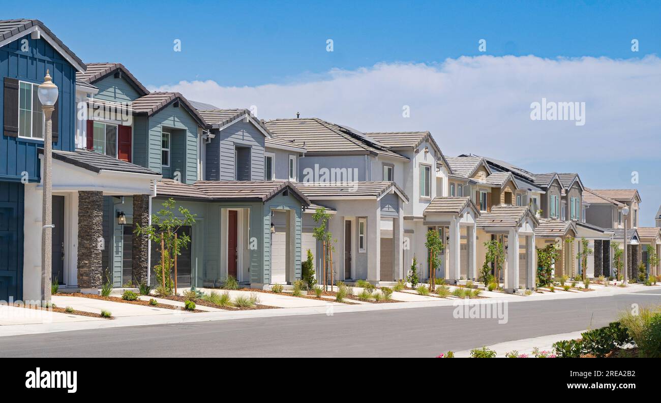 Row of suburban homes on an empty street Stock Photo - Alamy