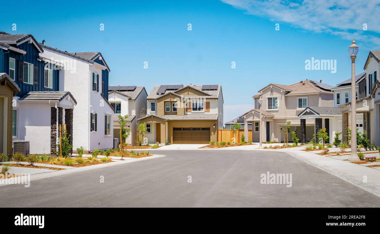 Suburban Street with new homes around Stock Photo - Alamy