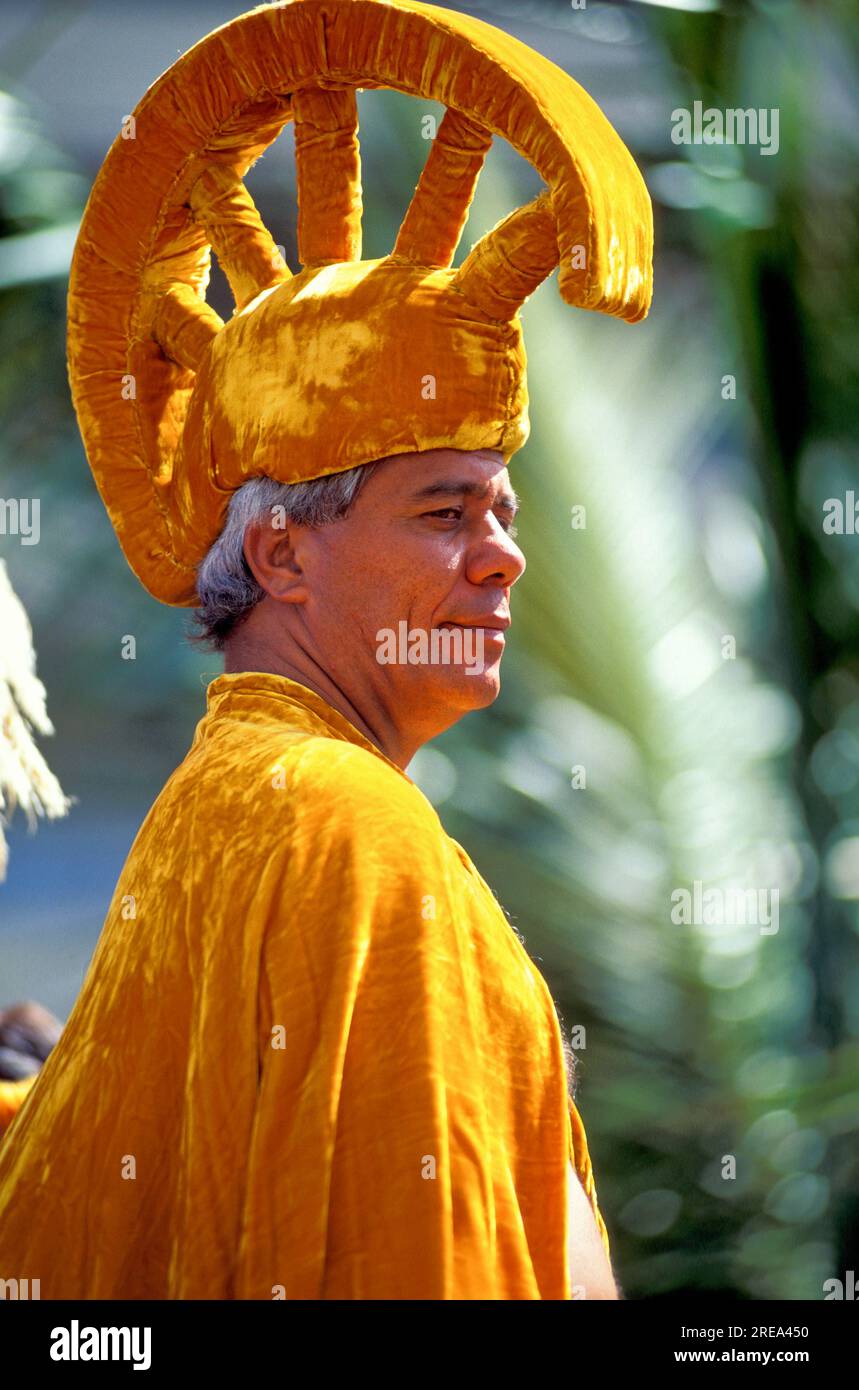 EDITORIAL ONLY. Hawaiian man in traditional garb portraying king at ...