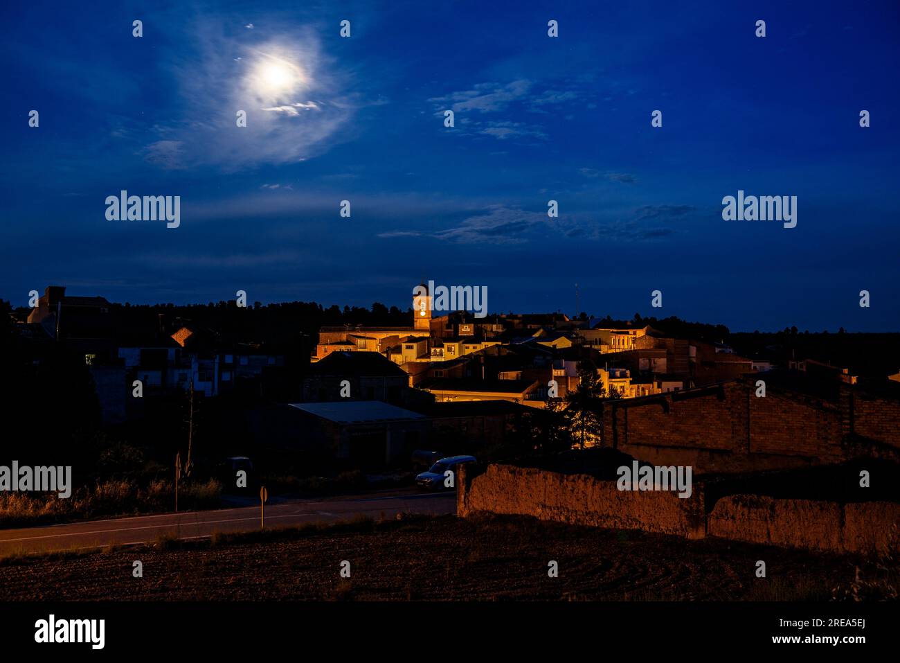 Edificio y cielo azul hi-res stock photography and images - Alamy