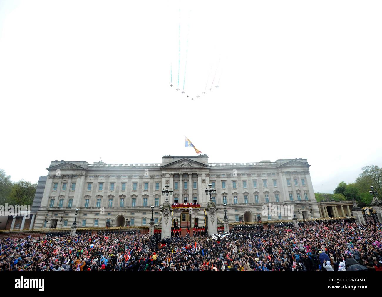 Red arrows flypast after the coronation of king charles iii hi-res ...