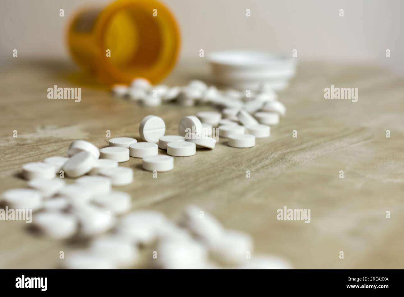 Acetaminophen bottle hi-res stock photography and images - Alamy