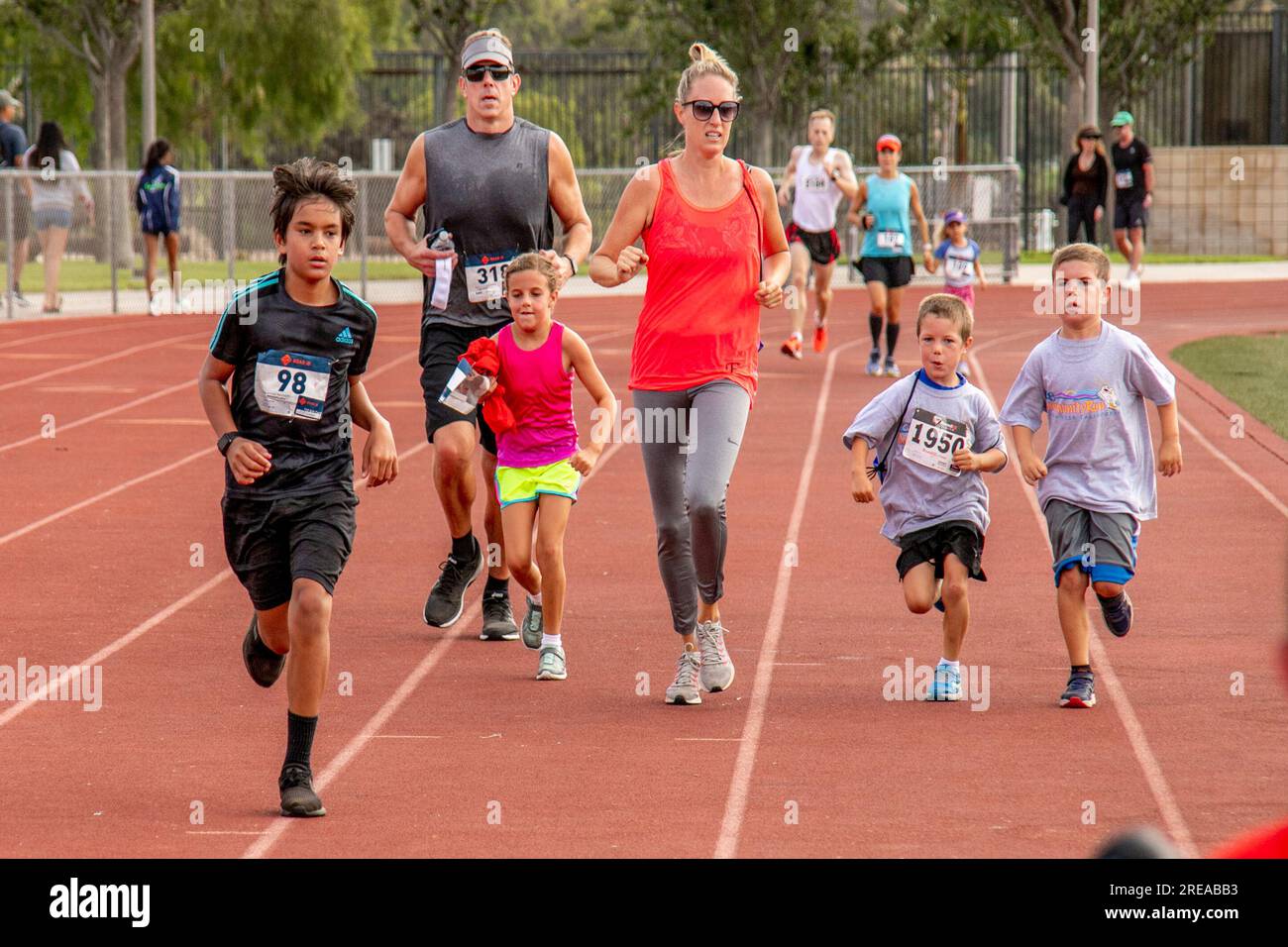 Mom daughter running race hi-res stock photography and images - Alamy