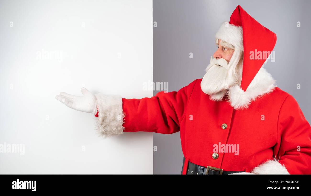 Santa claus points to an empty space. Christmas advertisement Stock ...