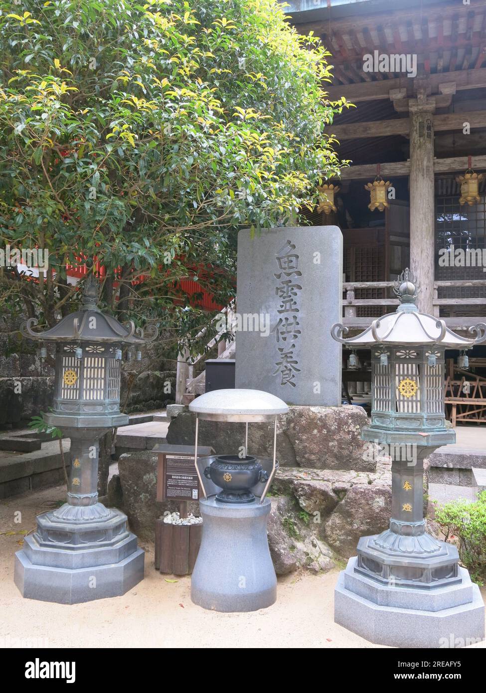 Stone lanterns and deities: religious objects at the Nachi Taisha ...