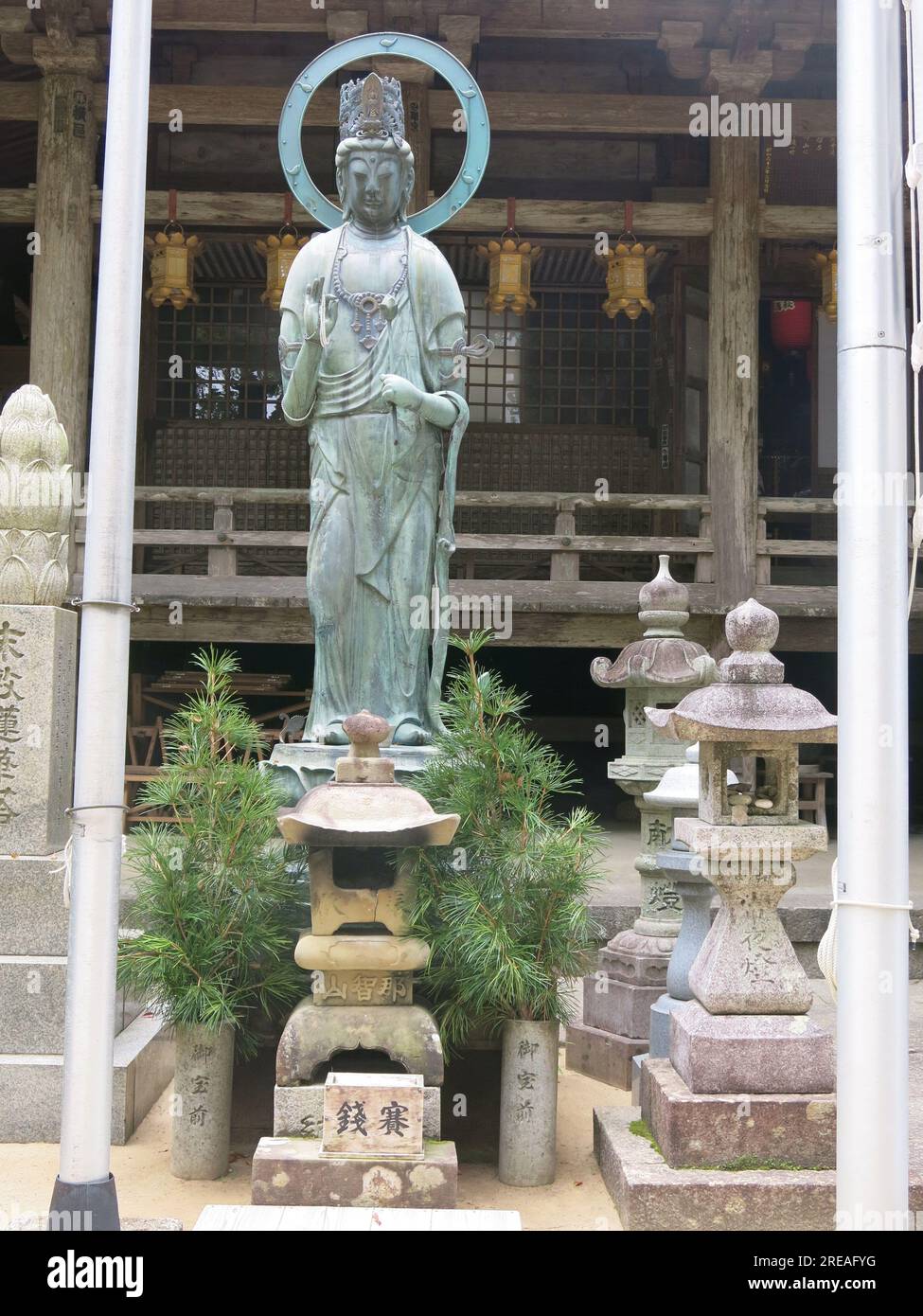 Stone lanterns and deities: religious objects at the Nachi Taisha ...