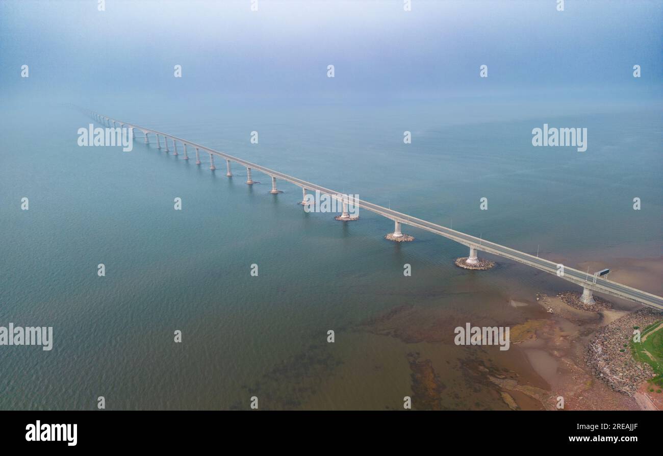 The Confederation Bridge linking the province of Prince Edward Island ...