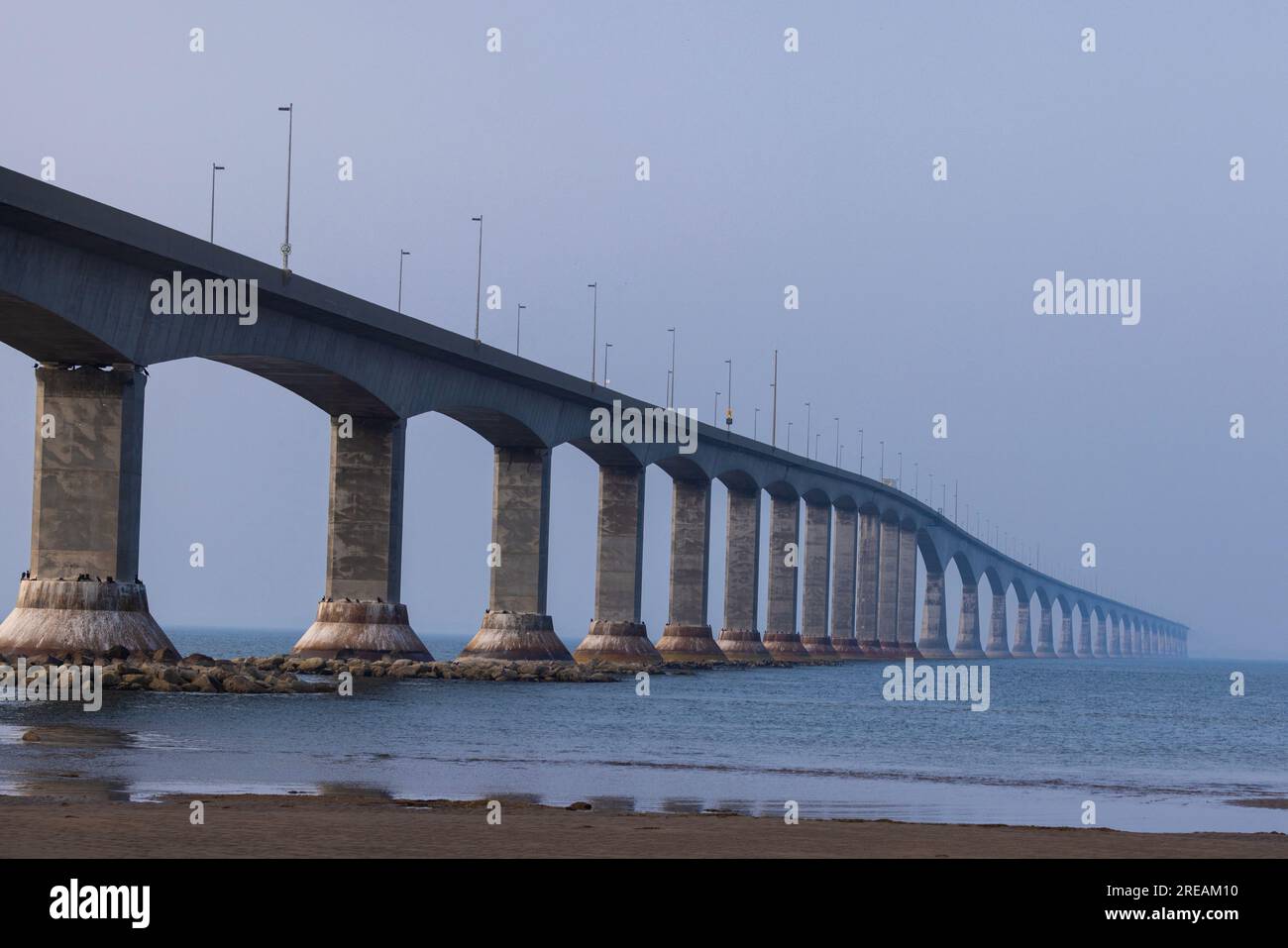 The Confederation Bridge linking the province of Prince Edward Island ...