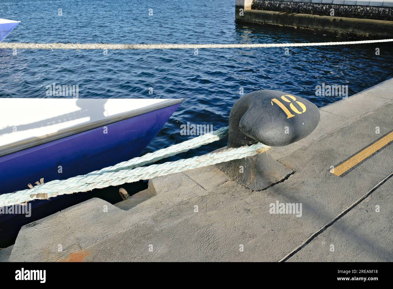 Big mooring bollard hi-res stock photography and images - Alamy