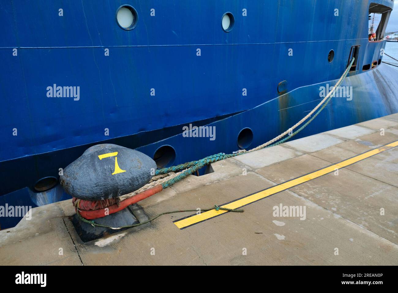 A big harbour bollard and a ship docking line on a wharf Stock Photo ...