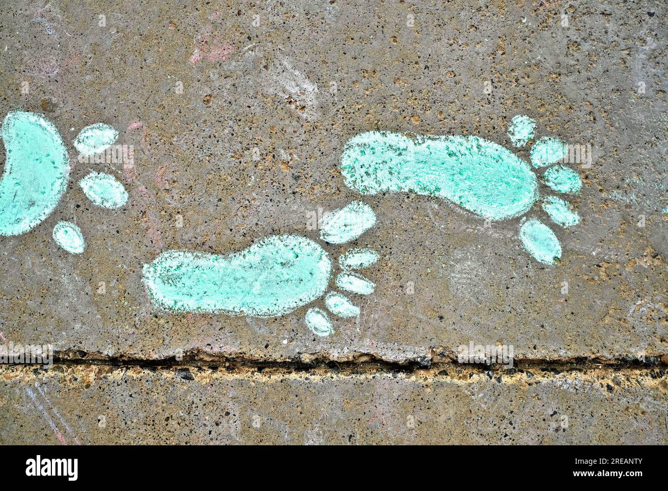 Footprints drawing in chalk on concrete Stock Photo - Alamy