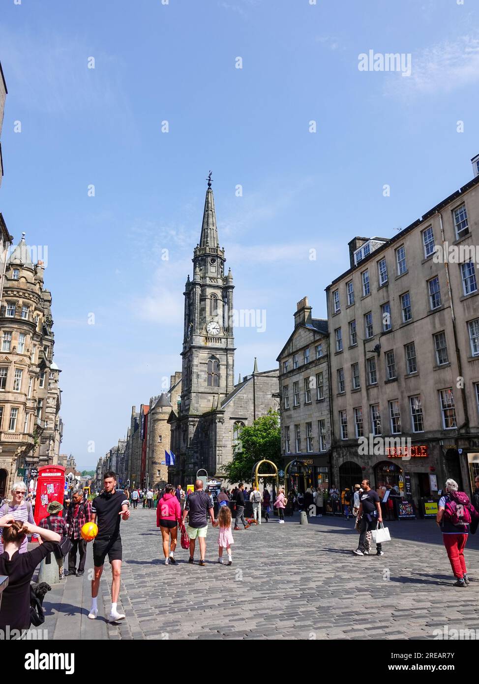 People, tourists, on the Royal Mile, High Street in Old Town Edinburgh ...