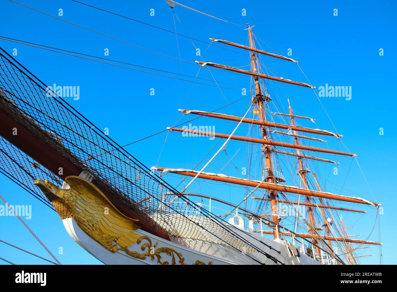 Tall masts and yards of a white classic sailing vessel Stock Photo - Alamy