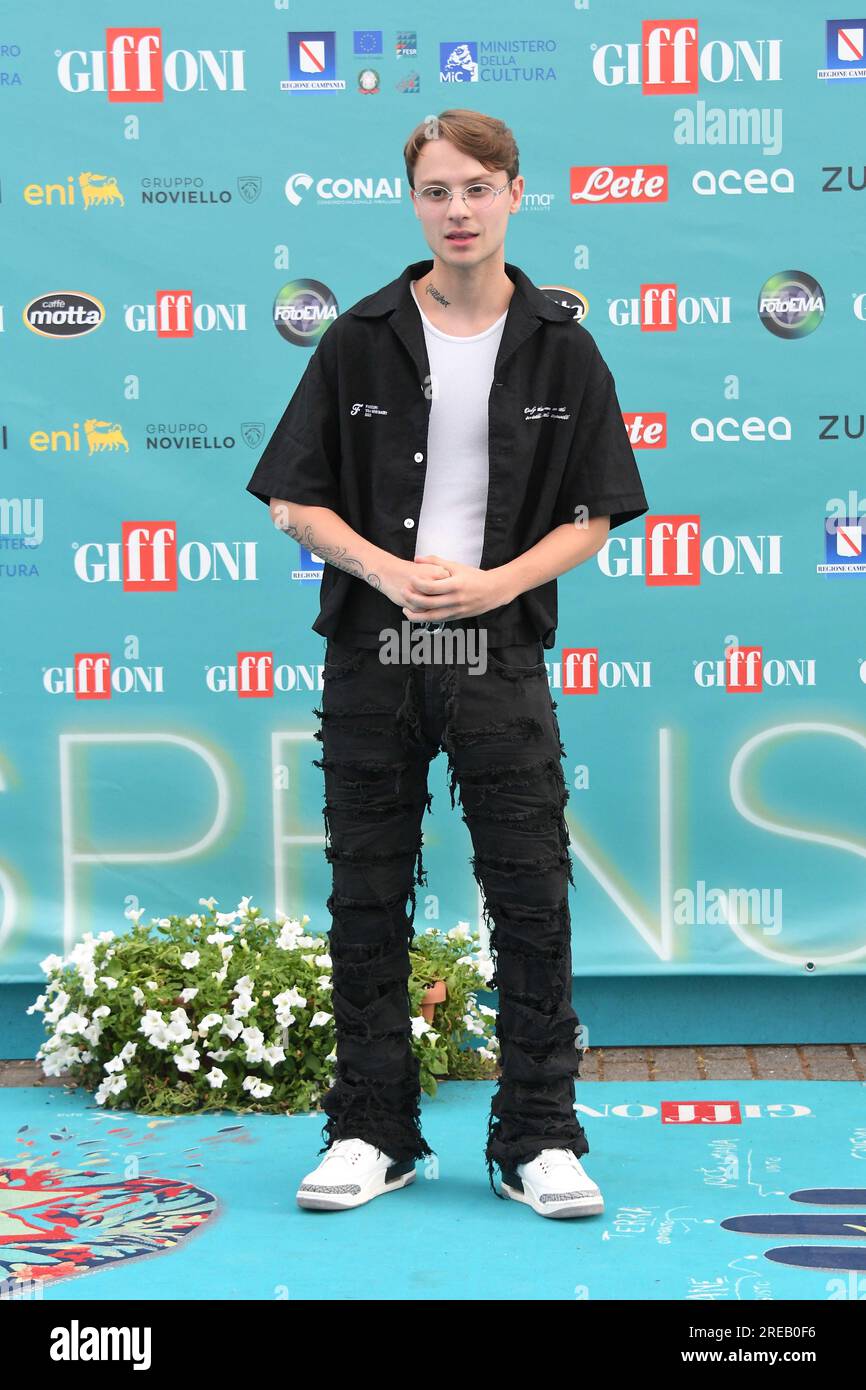 Diss gacha hi-res stock photography and images - Alamy