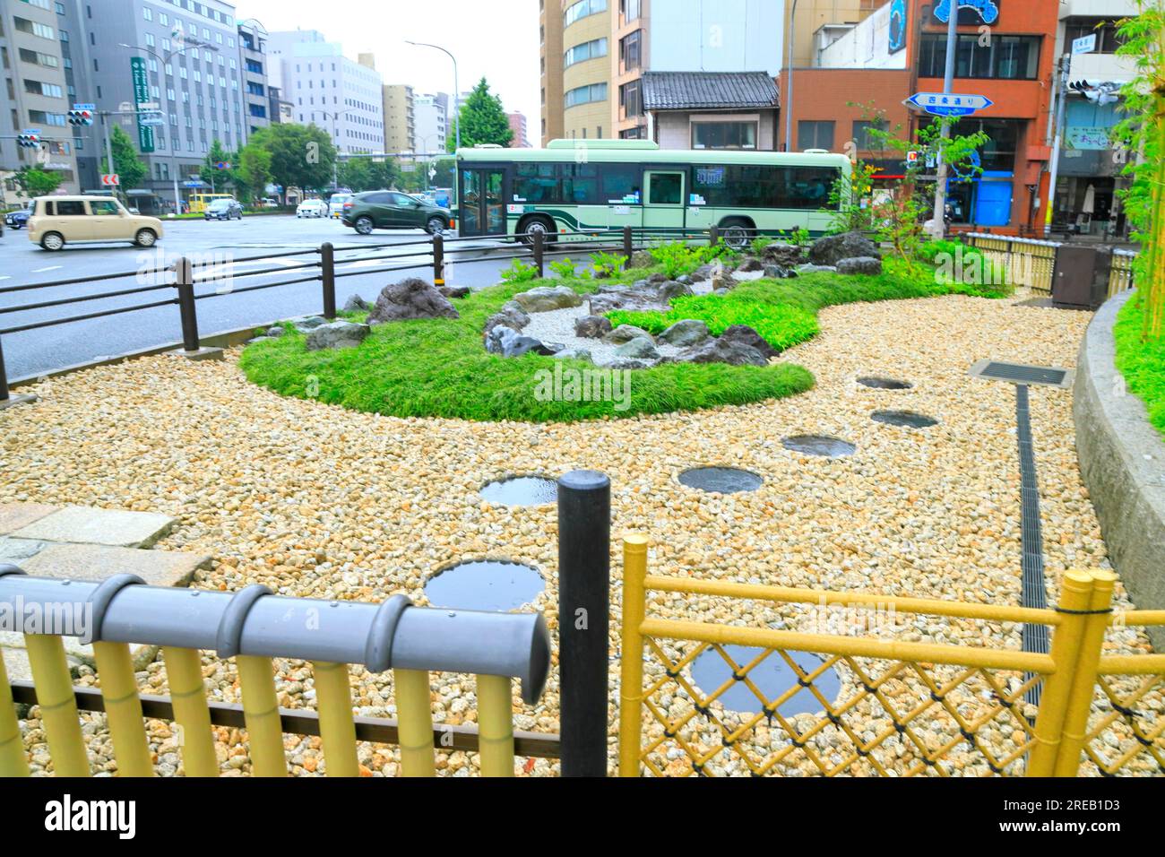 Ni-no-Torii (second torii gate) and Torimon (tower gate) of Fushimi ...