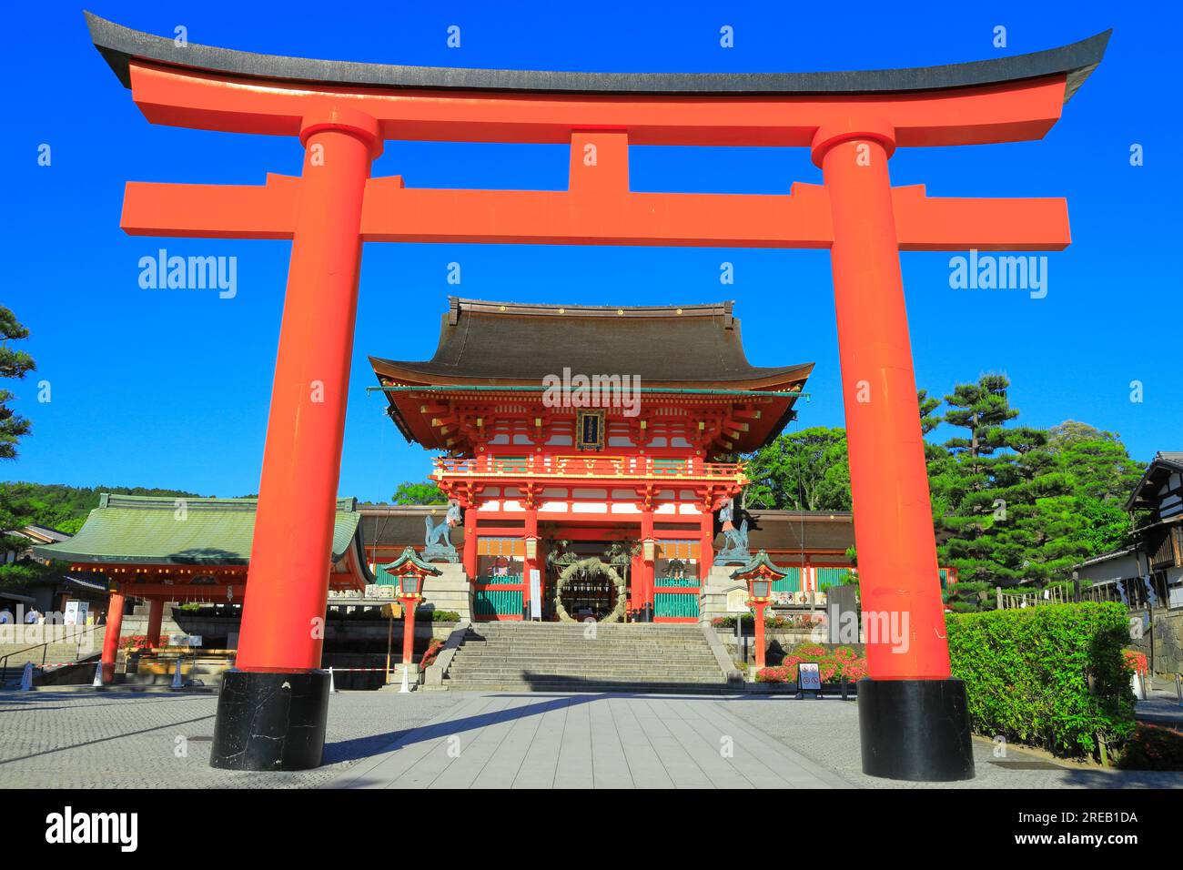 Ni-no-Torii (second torii gate) and Torimon (tower gate) of Fushimi ...