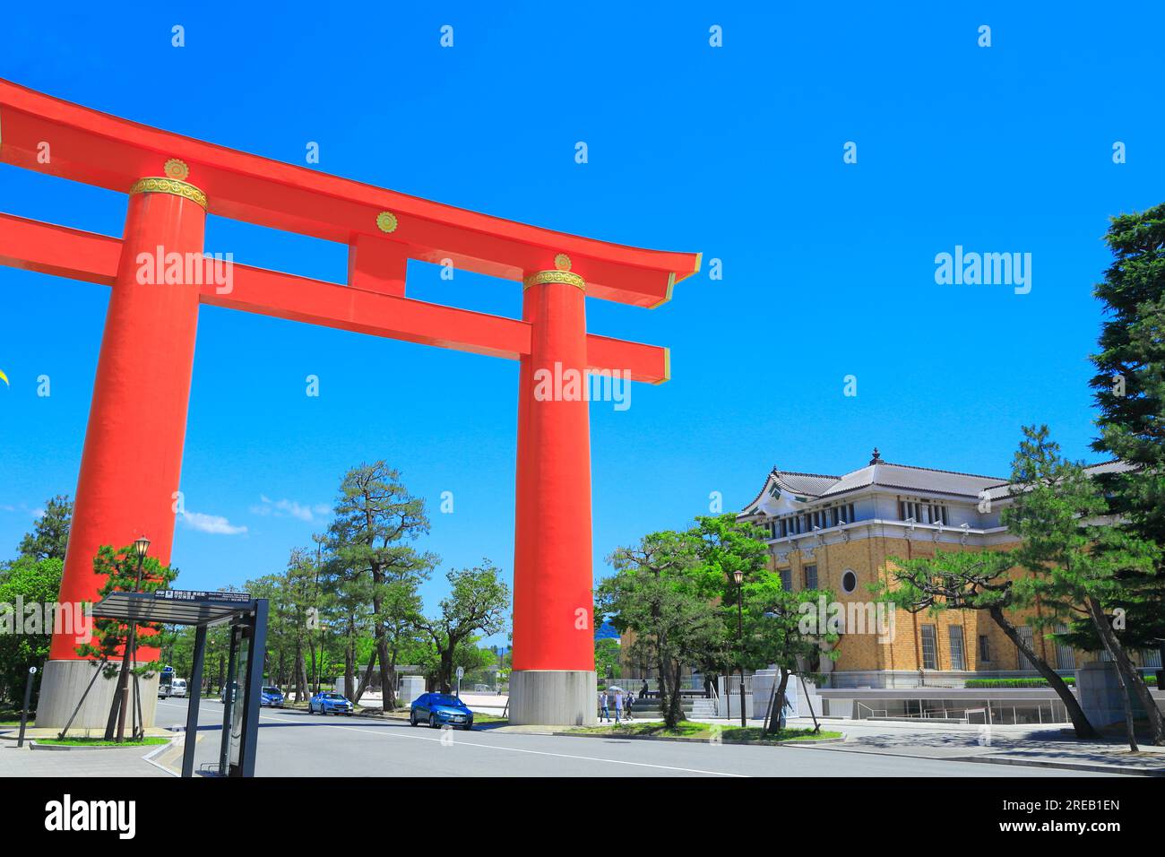 Otorii (Grand Gate) of Heian Jingu Shrine and Kyoto Municipal Museum of Art Stock Photo - Alamy