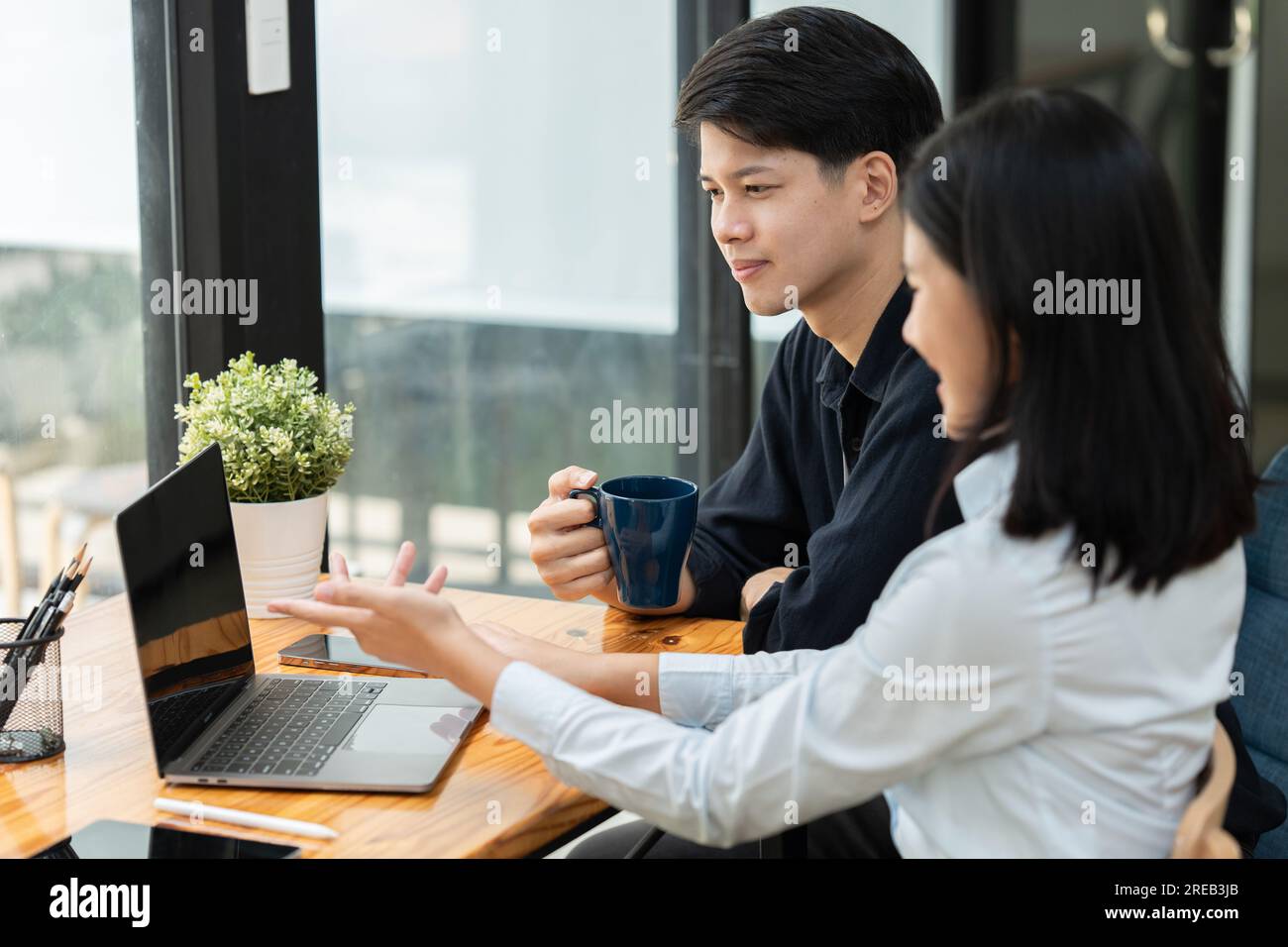 Male and female consult work and exchanges of opinions between chief executive officers Stock ...
